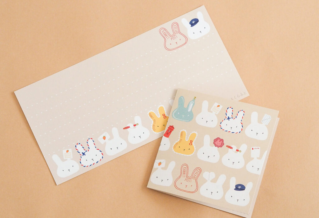 表面にはいろんなお手紙や郵便モチーフに変身したウサギたち。