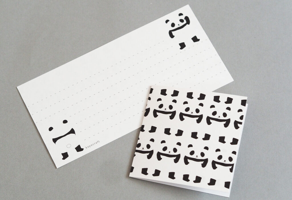 みんな愛嬌のある表情をしています。ポーズ違いのパンダが3頭いますよ。